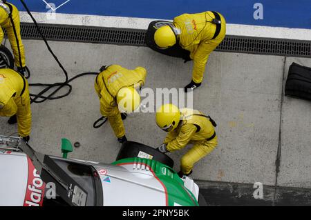 Audi Mechaniker wechseln bei einem Boxenstop die Reifen und tanken DTM ...