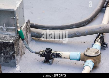 Installing the ground wire system with the steel frame of the ...