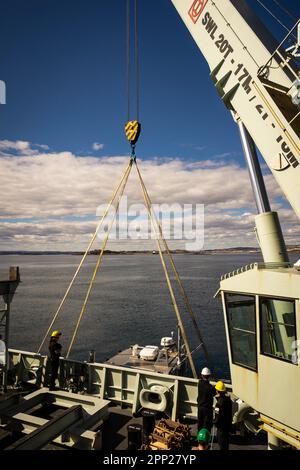 Crane launches landing craft embarked in HMCS Margaret Brooke at ...