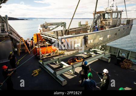 Crane launches landing craft embarked in HMCS Margaret Brooke at ...