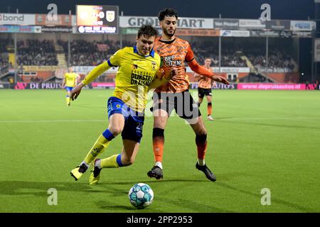 VOLENDAM - (lr) Roberts Uldrikis of SC Cambuur, Benaissa Benamar of FC ...