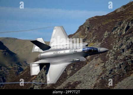 USAF F-35A Lightning II "Valor" flight from RAF Lakenheath 495th ...