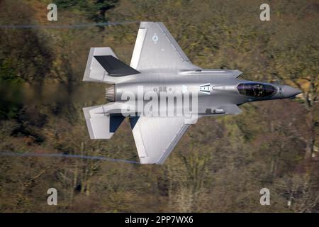 USAF F-35A Lightning II "Valor" flight from RAF Lakenheath 495th ...