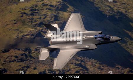 USAF F-35A Lightning II "Valor" flight from RAF Lakenheath 495th ...