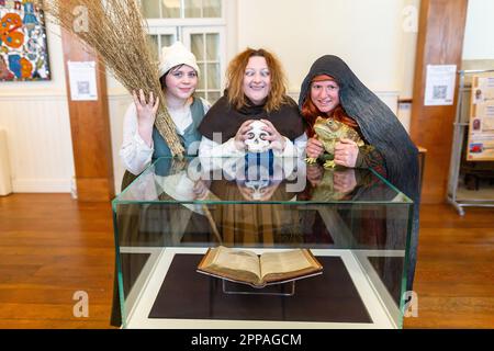 Three witches from Shakespeare's MacBeth Stock Photo - Alamy