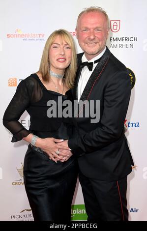 Frank Neuenfels mit Partnerin Sarah Backhaus bei der 20. Kinderlachen ...