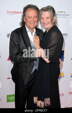 Chris Andrews mit Ehefrau Alexandra Andrews bei der 20. Kinderlachen ...