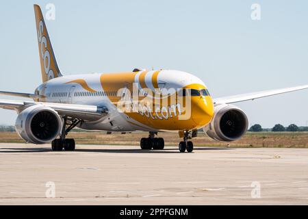 Boeing 787 wide-body airliner of Air Europa airline landing Stock Photo ...
