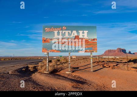 Welcome to Utah road sign at the state border Stock Photo - Alamy