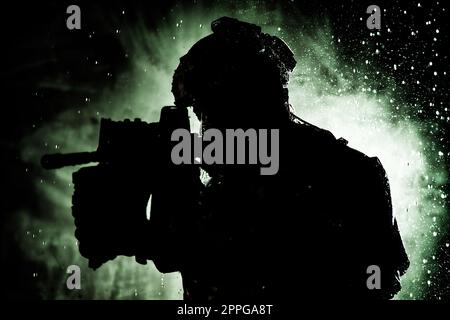 US Army Ranger aiming rifle Stock Photo - Alamy