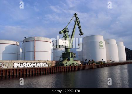 Unitank HeizÃ¶l-Tanklager im berliner Westhafen Stock Photo - Alamy