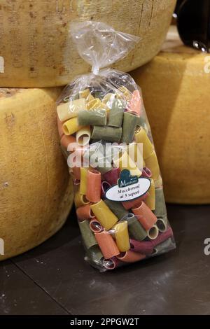 Whole wheel of Parmigiano Reggiano cheese Stock Photo - Alamy