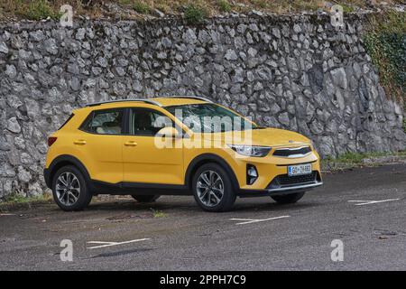Car parked in the rain, Kia Stonic Stock Photo - Alamy