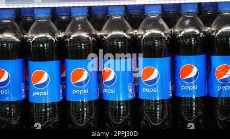 supermarket soft drinks aisle Stock Photo - Alamy