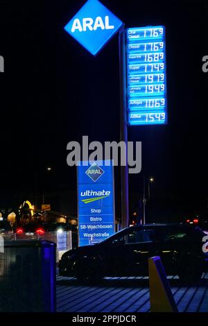 Aral-Tankstelle bei Nacht Stock Photo - Alamy