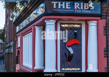 A traditional British pub window with old fashioned lamp Stock Photo ...