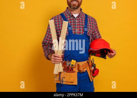 Builder uniform on wooden background, flat lay Stock Photo - Alamy