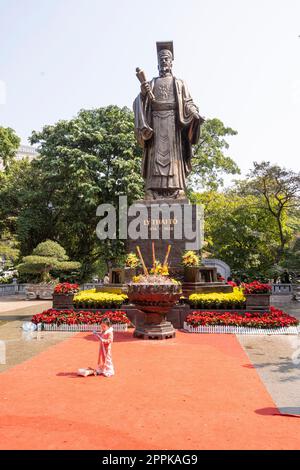 Bronze statue of Emperor Ly Thai To, founder of the Ly Dynasty, Hanoi ...