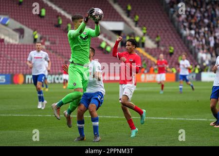 GENEVA - (lr) Hajduk Split goalkeeper Borna Buljan, Ante Kavelj of ...