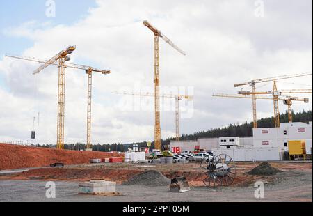 Weilerbach, Germany. 03rd Apr, 2023. Construction cranes stand on the ...