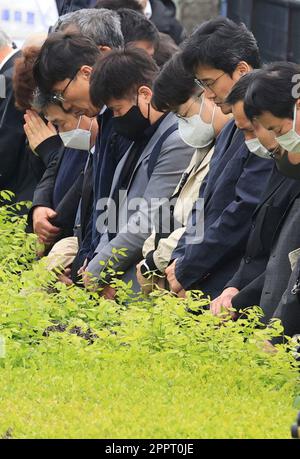 West Japan Railway Company employees mourn for victims near the site of the derailment accident ...