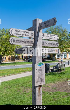 Signpost for the Wychavon Way and the Cotswold Way, in Broadway ...