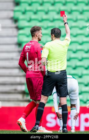 GRONINGEN - (m) referee Richard Martens shows a red card to (r) Laros ...