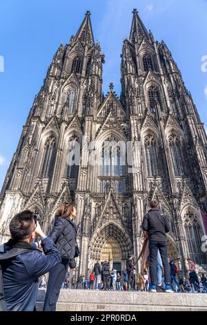 Cathedral Square, Cologne Cathedral, tourists, taking photos of ...