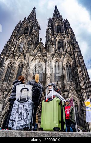 Downtown Cologne city skyline with Cologne Cathedral and Hohenzollern ...