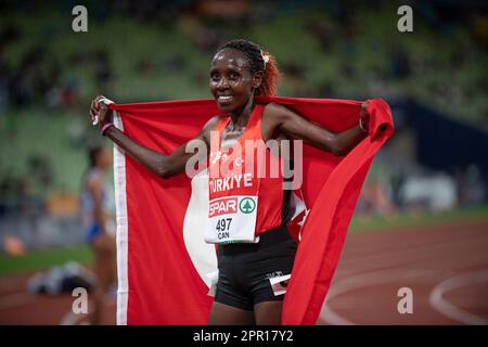 Yasemin Can with his country's flag, celebrating his medal in the ...