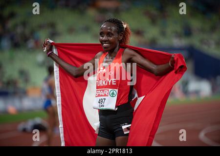Yasemin Can with his country's flag, celebrating his medal in the ...