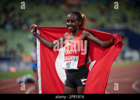 Yasemin Can with his country's flag, celebrating his medal in the ...