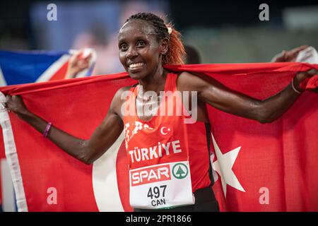 Yasemin Can with his country's flag, celebrating his medal in the ...