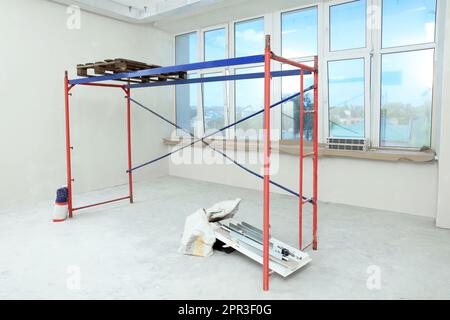 Scaffold in empty room prepared for renovation Stock Photo - Alamy