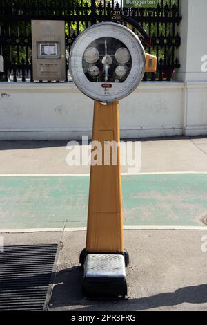Old fashioned weighing machine Stock Photo - Alamy