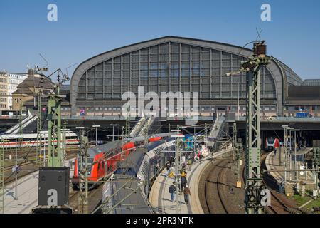 Regionalbahn, Südfront, Hauptbahnhof, Hamburg, Deutschland Stock Photo ...