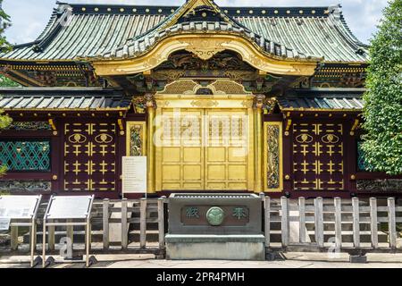 The Ueno Tosho-gu Shrine honden and Karamon in Ueno Park, Tokyo, Japan ...