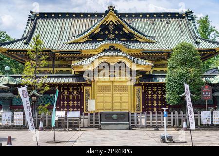 The Ueno Tosho-gu Shrine honden and Karamon in Ueno Park, Tokyo, Japan ...