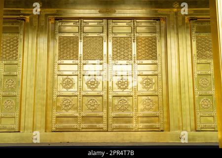 The ornate golden Karamon gate at the Ueno Tosho-gu Shrine in Ueno Park ...