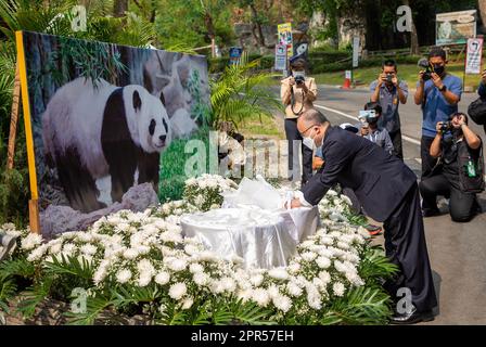 Mr. Wu Zhiwu, Consul General of the People’s Republic of China lays ...
