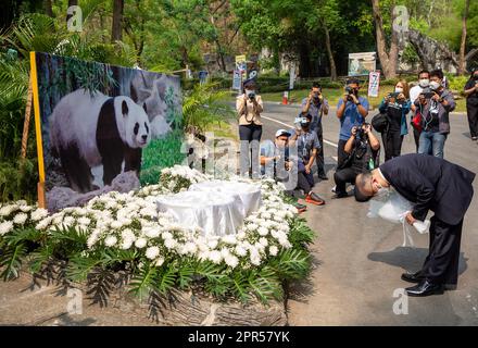 Mr. Wu Zhiwu, Consul General of the People’s Republic of China lays ...