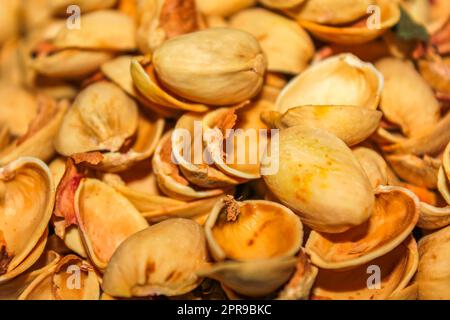 Many pistachio nuts and shells texture pattern Stock Photo - Alamy