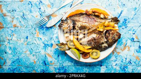 Baked fish with pineapple, mango and kiwi Stock Photo - Alamy