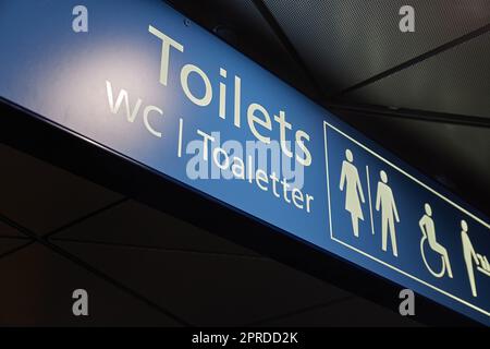 Toilet signs showing direction Stock Photo - Alamy