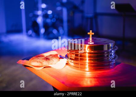 The process of breaking bread in the modern church Stock Photo - Alamy