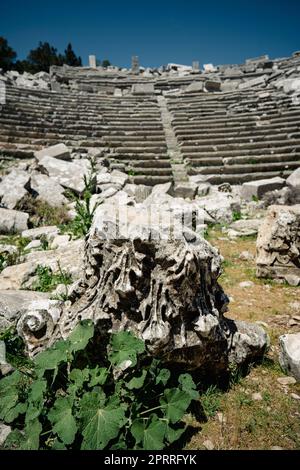 Broken classic ancient column Stock Photo - Alamy
