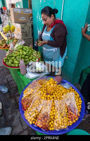 Woman selling Mangoes on the street - Dakar, Senegal Stock Photo - Alamy