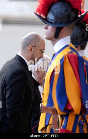 Vatican City, Vatican, 27 April 2023. Swiss guards in the San Damaso ...