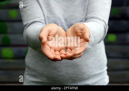 Zwei Hände die geben Stock Photo - Alamy