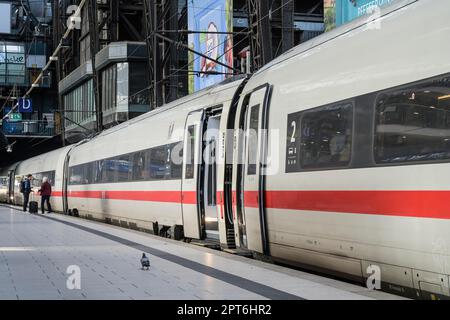 Trains, passengers, platform, concourse, main station, Hamburg, Germany ...